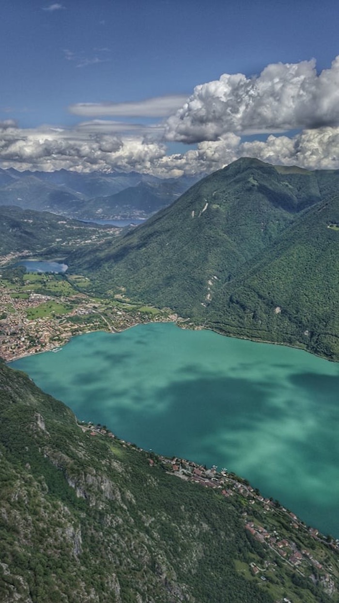 Il lago di Lugano, un quadro d'autore: le alghe fiorite colorano di ...