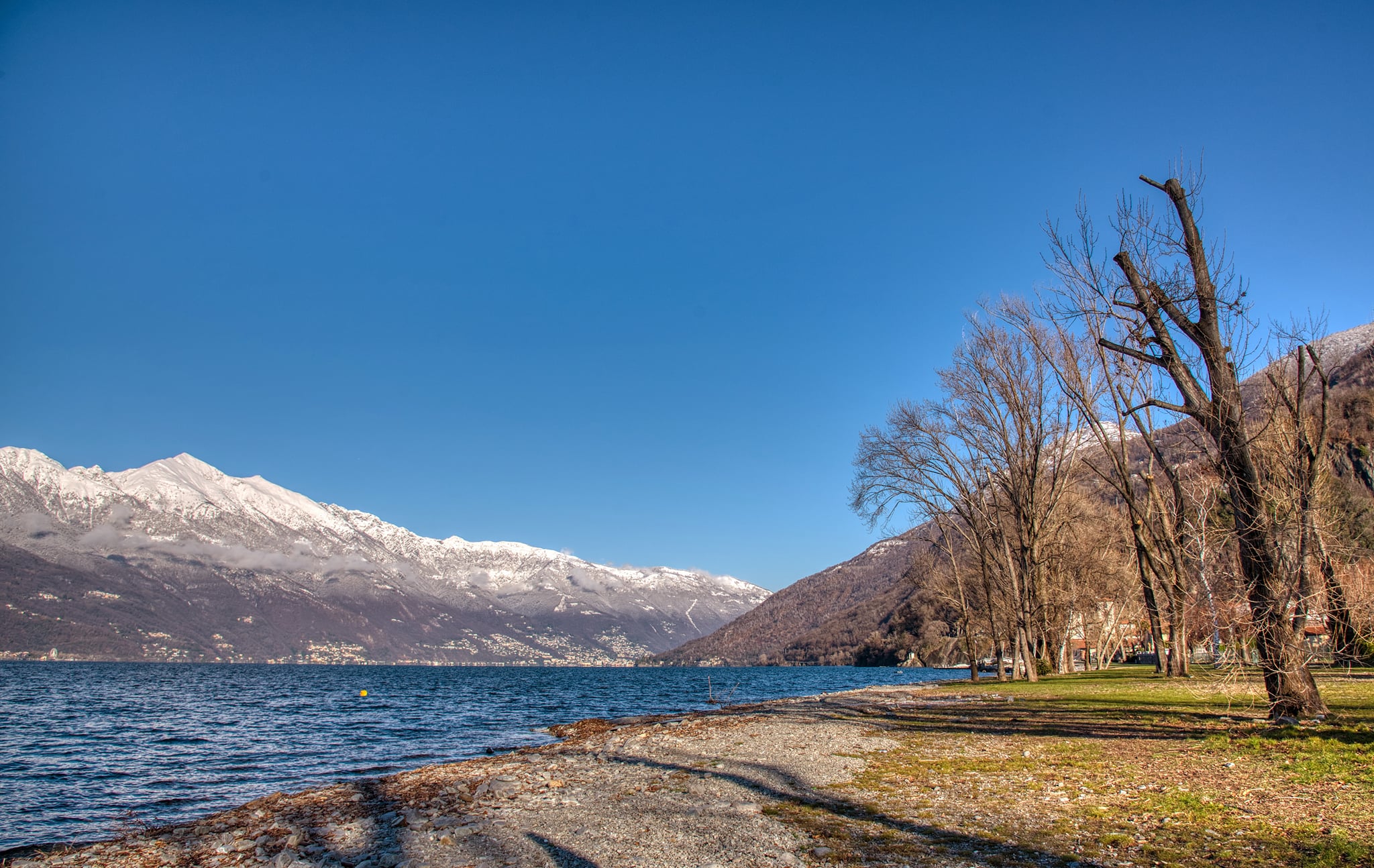 Il panorama sul lago dal parco Giona di Maccagno, la foto è di Marino Foina