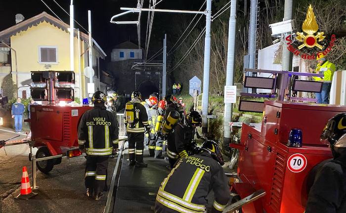 Laveno, operazione notturna dei vigili del fuoco in galleria