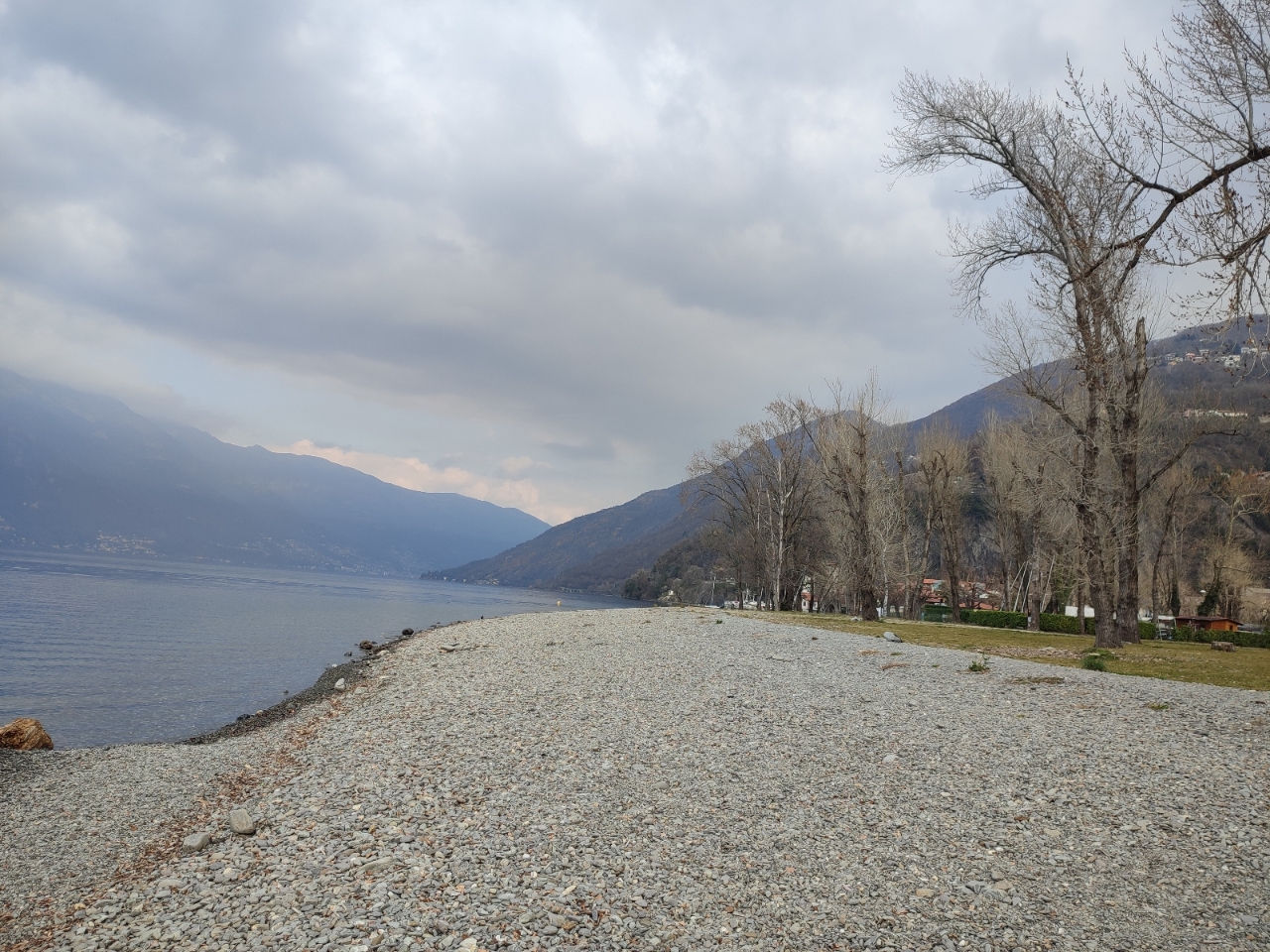 Luino e il lago visti dall'alto, la foto è di Matteo Enrico