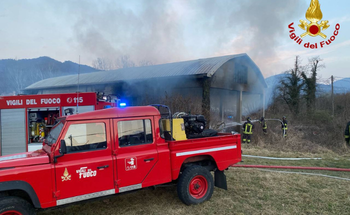 In fiamme un capannone a Mesenzana
