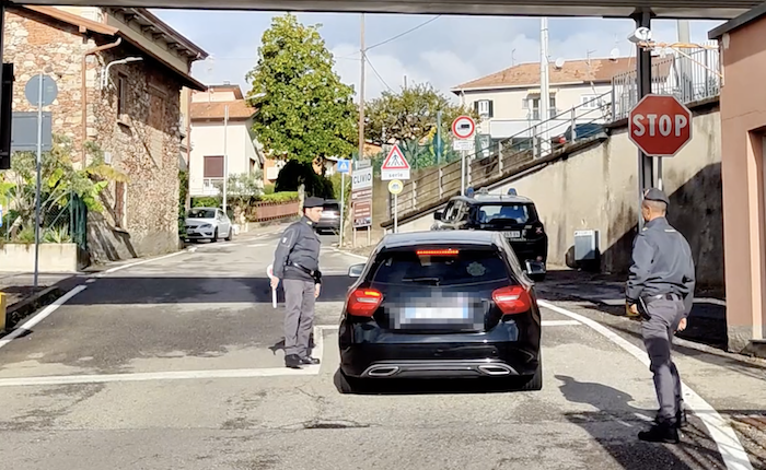 Clivio, fermato in dogana con tre orologi di lusso dal valore di 260mila euro