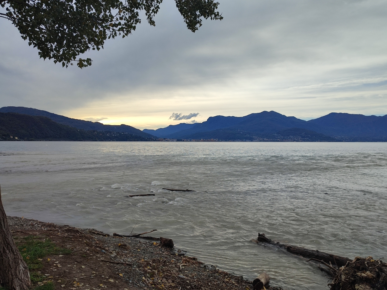 L'autunno avvolge il lago al Parco Giona, la foto è di Marzia Malesani