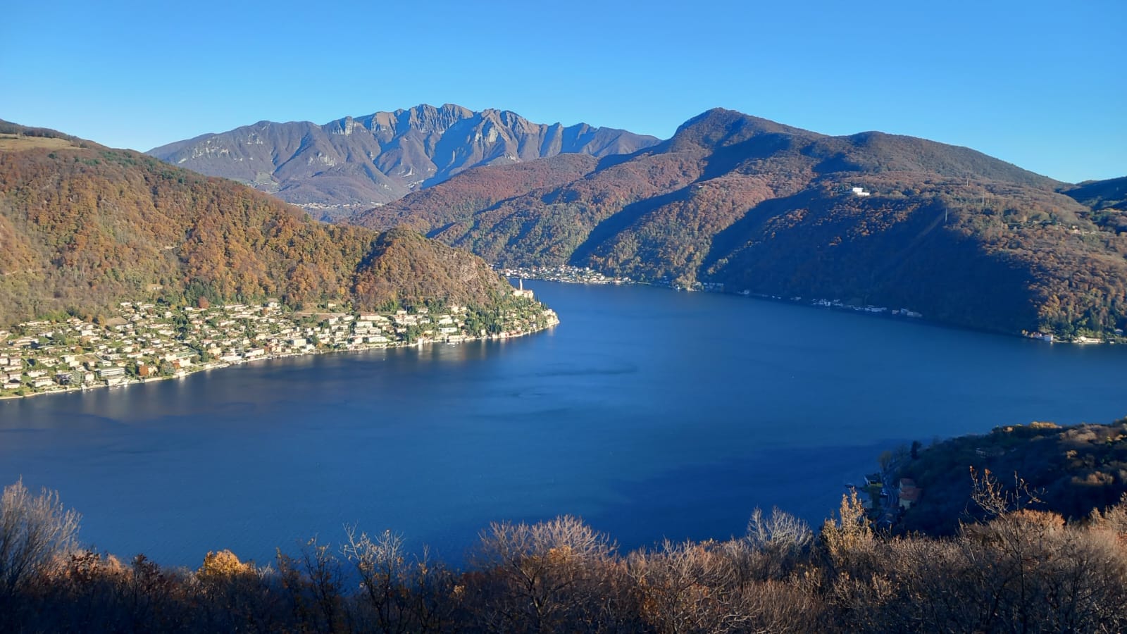 Morcote e il lago visti da Cuasso al Monte, la foto è di Candido Quatrale