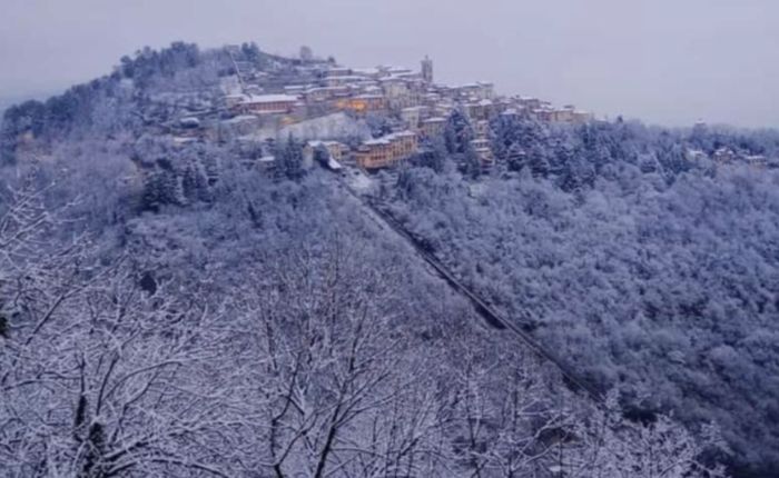 Una cartolina d’inverno con la neve che imbianca il Sacro Monte di Varese
