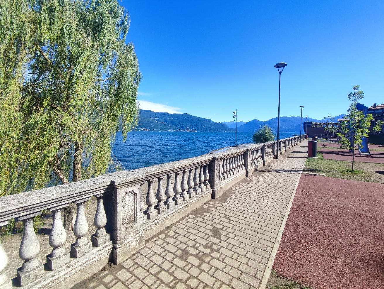 Splende il sole sul lungolago di Porto Valtravaglia, la foto è di ...
