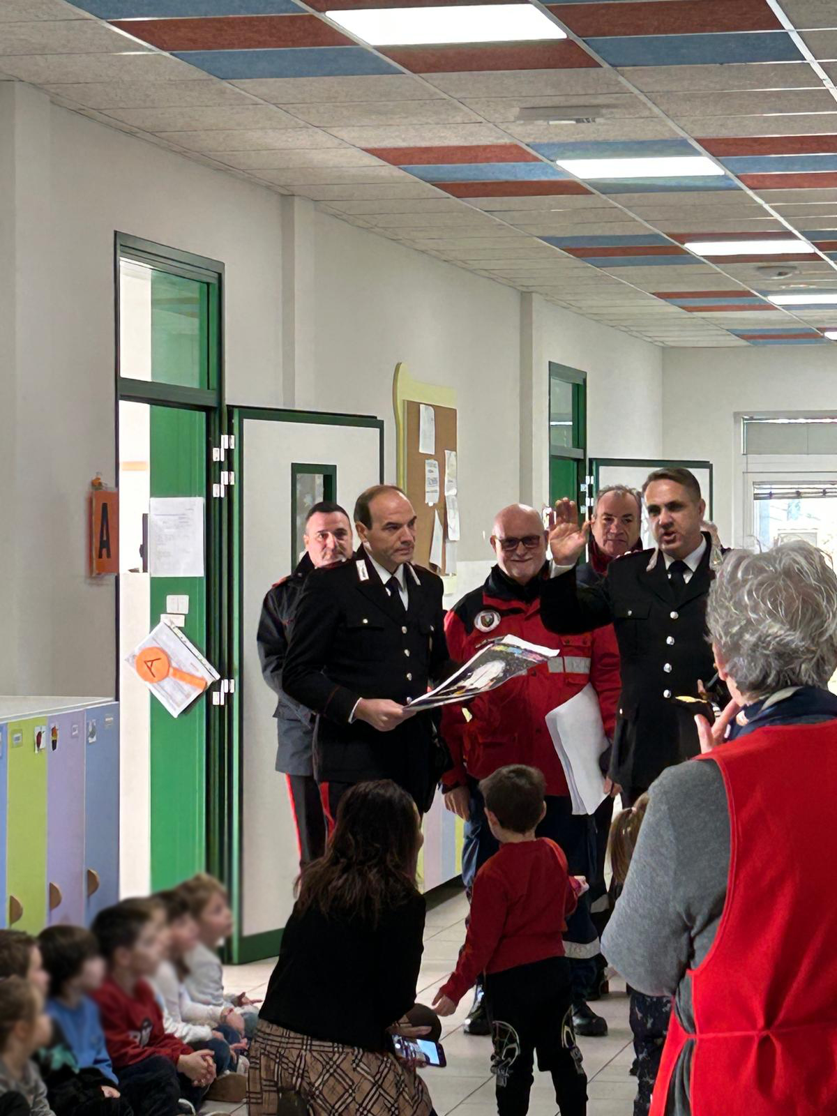 I carabinieri incontrano i bambini dell’asilo e delle elementari di Mesenzana
