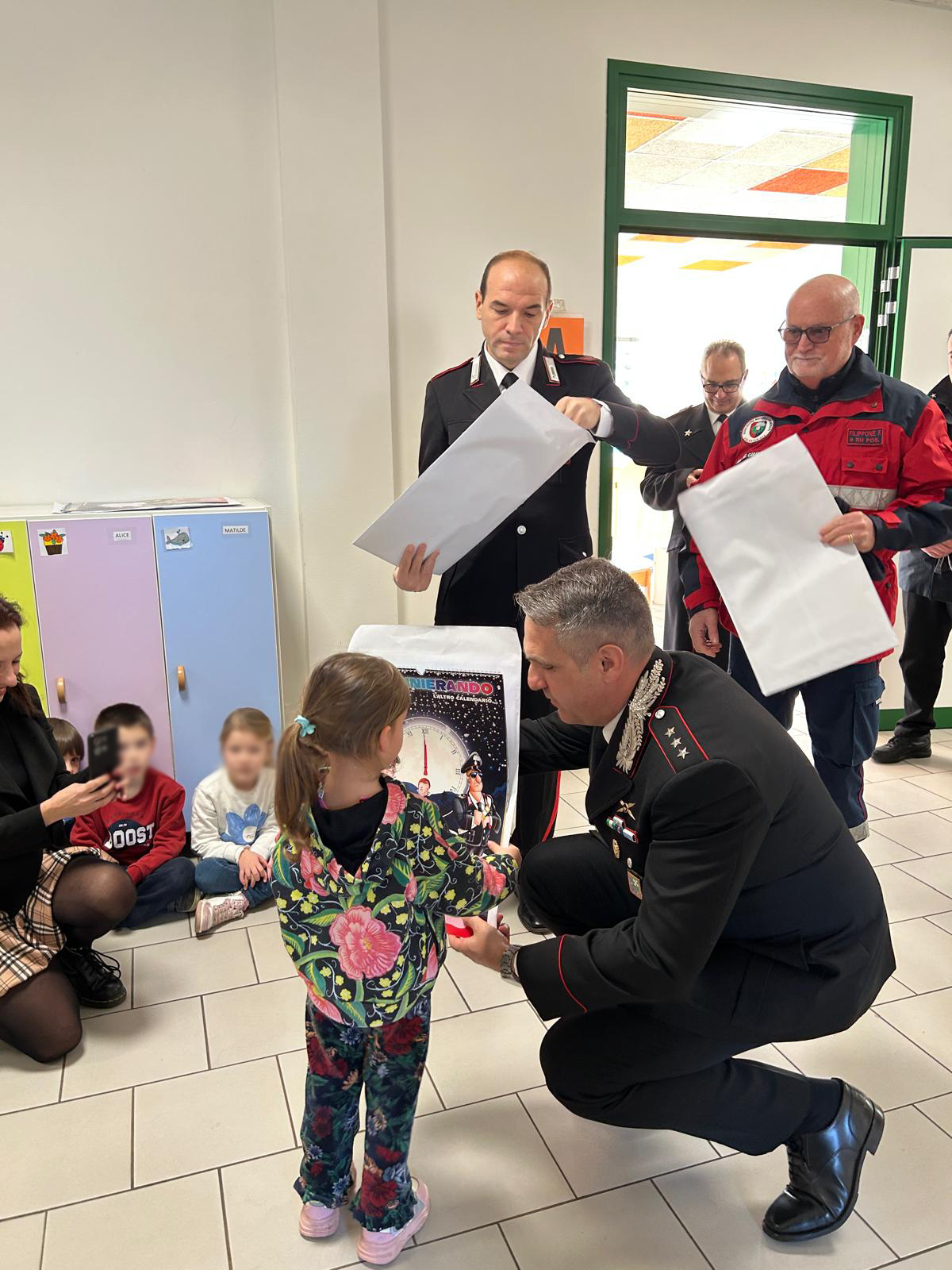 I carabinieri incontrano i bambini dell’asilo e delle elementari di Mesenzana